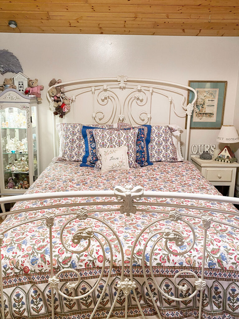 How to Layer Pillows for a Hotel Quality Bedscape - Saffron Marigold